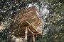 H06: refugio elevado de madera, para un bosque esloveno
